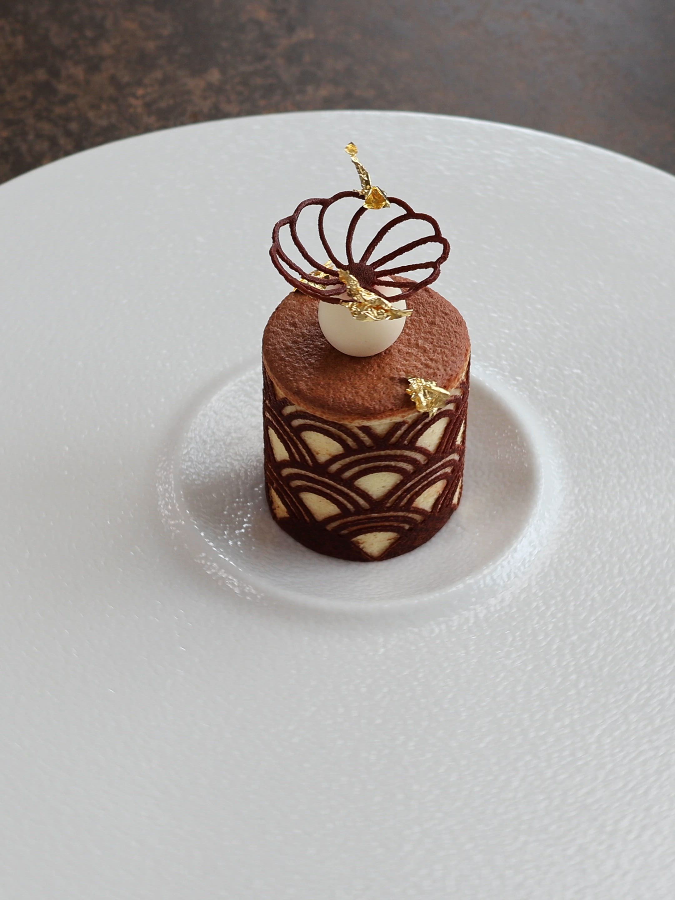 White chocolate mousse / Biscuit / Cacao